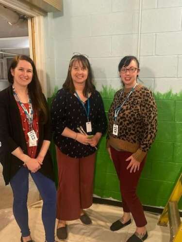 Students ‘paint it forward’ with mural project at Moravian Village ...