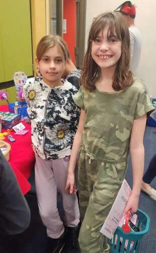 Students visit the PTO-sponsored Holiday Shop at SES – Lehigh Valley Press