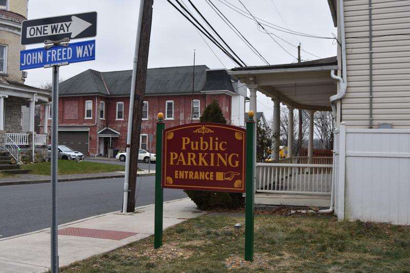Slatington employees install new signs – Times News Online